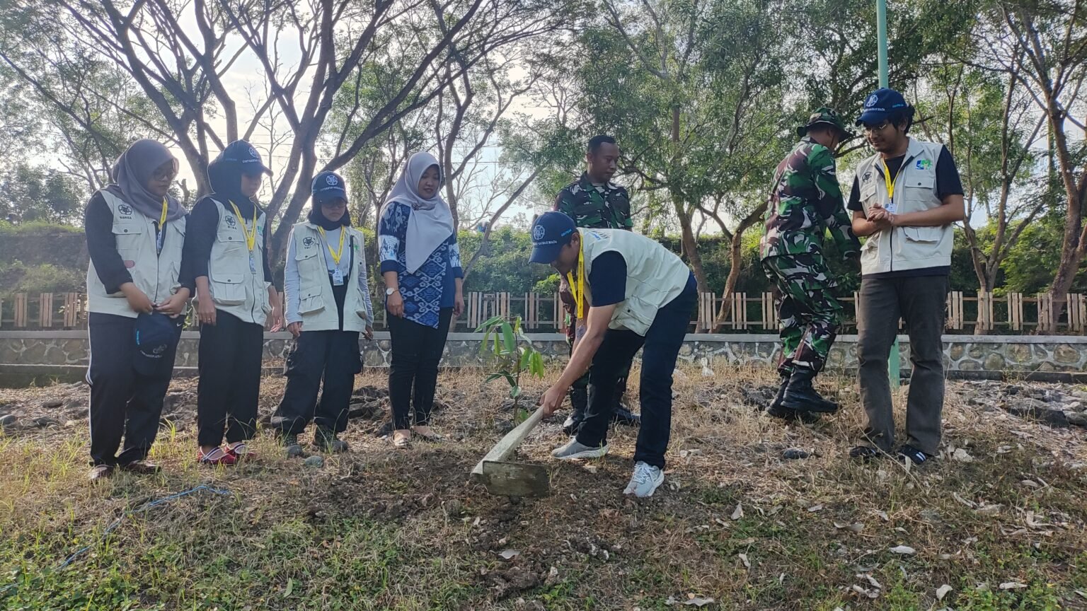 Penanaman Bibit Buah dari Koramil Lendah di Resto Bukit Cubung bersama ...